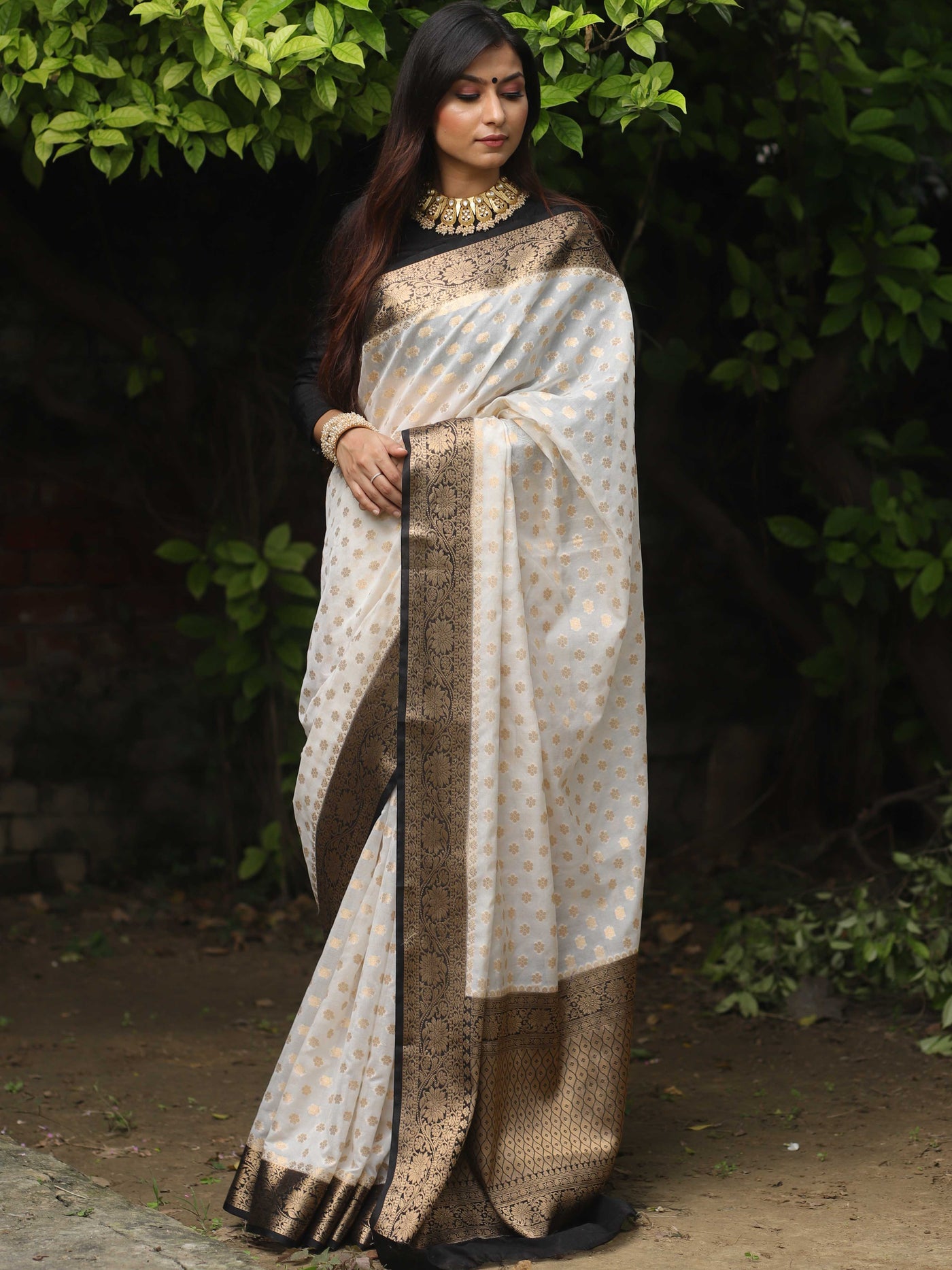Banarasee Faux Georgette Saree With Zari Work & Contrast Border-White
